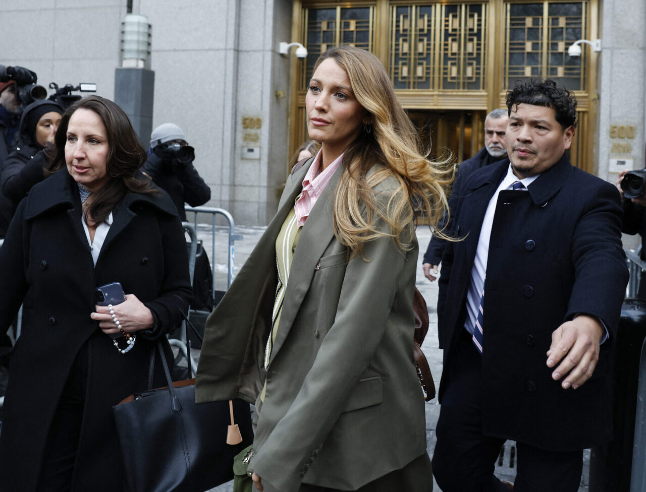 Blake Lively’s Loved Ones Reportedly ‘Begging Her to Settle’ Lawsuit ...